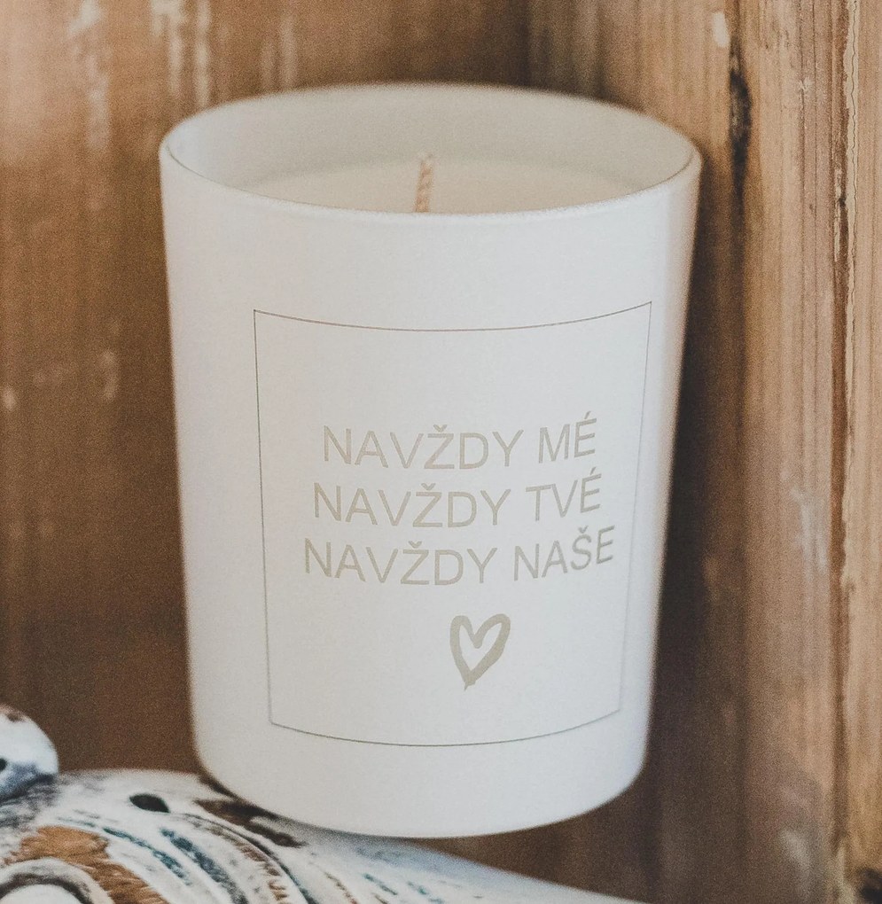 Love Inc. Bílá svíčka Navždy mé, navždy tvé, navždy naše - fíky a růže, bílá barva, sklo, dřevo, vosk