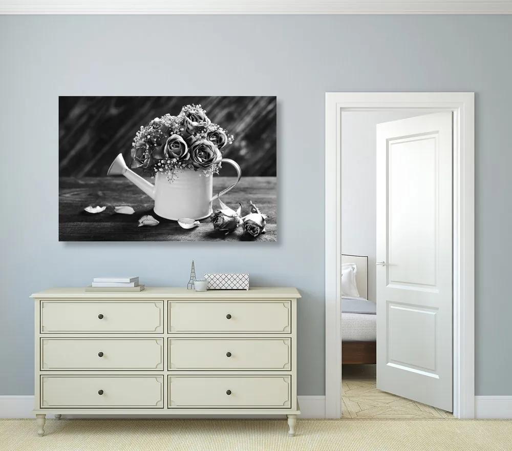 Obraz růžové růže v konvičkou v černobílém provedení