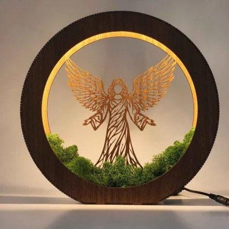 Dřevěná LED lampa s mechem – Anděl I SENTOP LED0606
