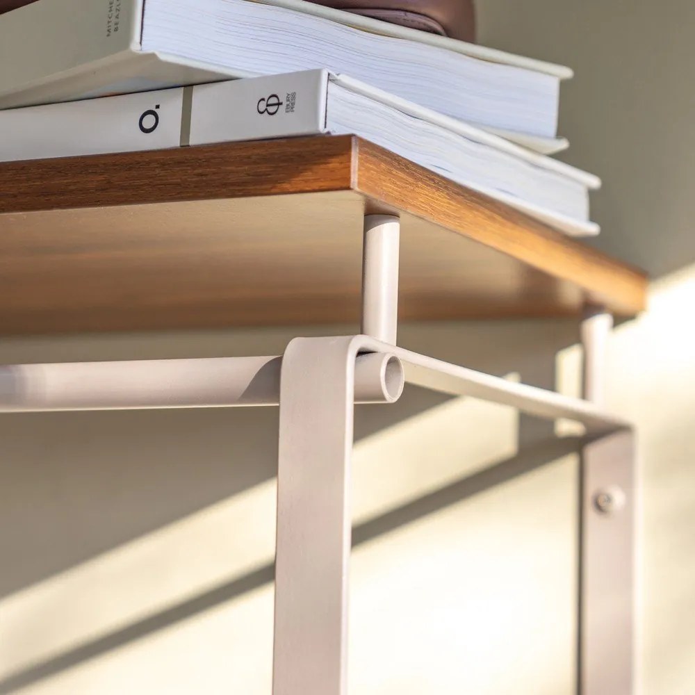 Ocelový nástěnný věšák v přírodní barvě/taupe s poličkou 70 cm Rex – Spinder Design