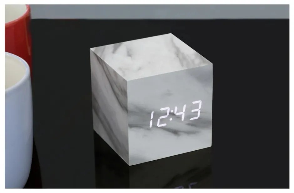 Šedý budík v mramorovém dekoru s bílým LED displejem Gingko Cube Click Clock