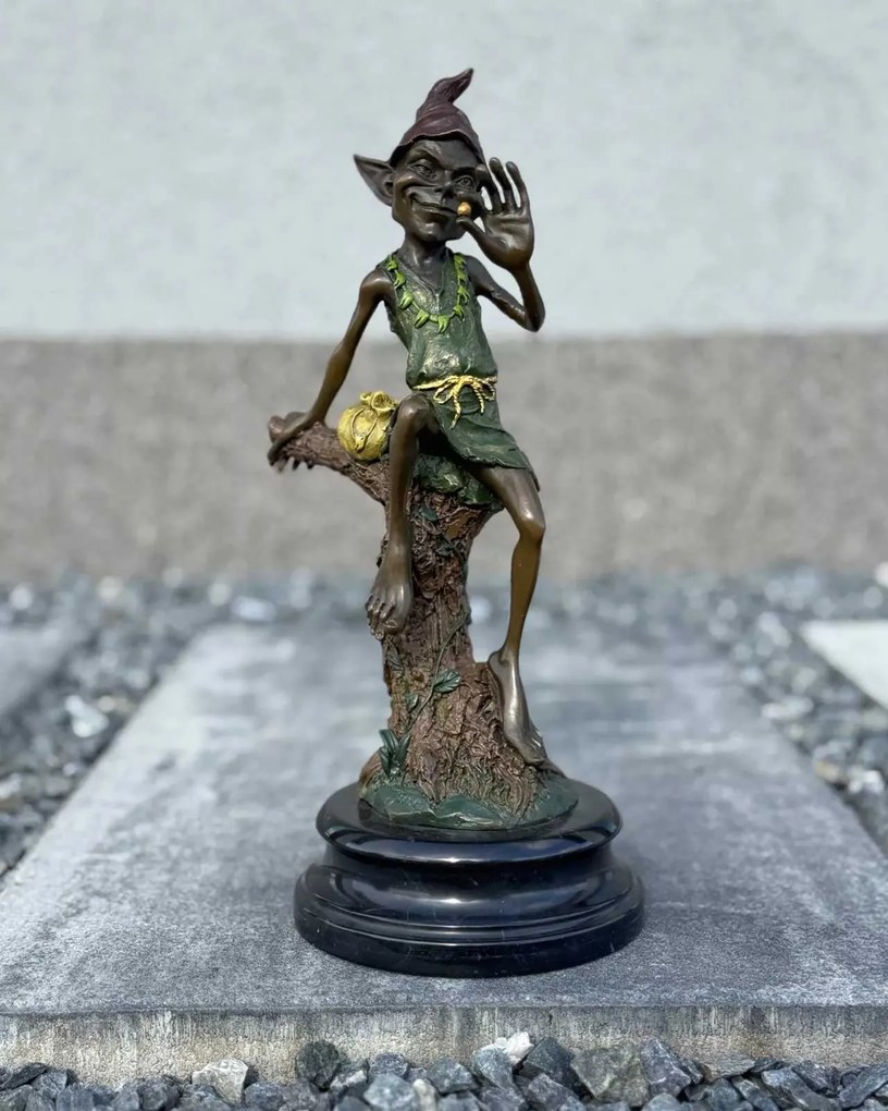 Bronzová socha - Skřítek sedící na větvi pohádková figurka