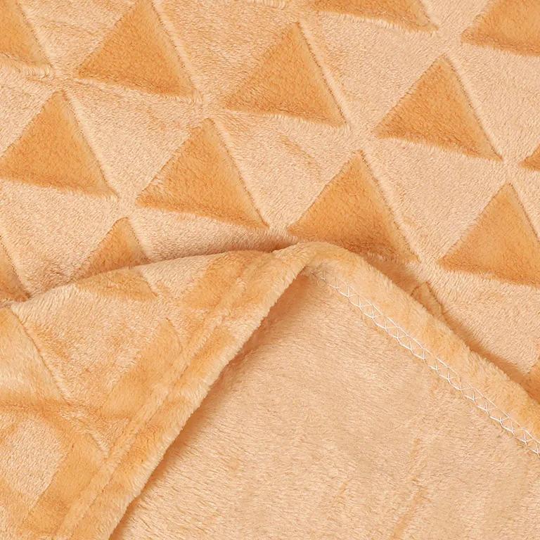 Goldea kvalitní deka z mikrovlákna - oranžové trojúhelníky 150 x 200 cm