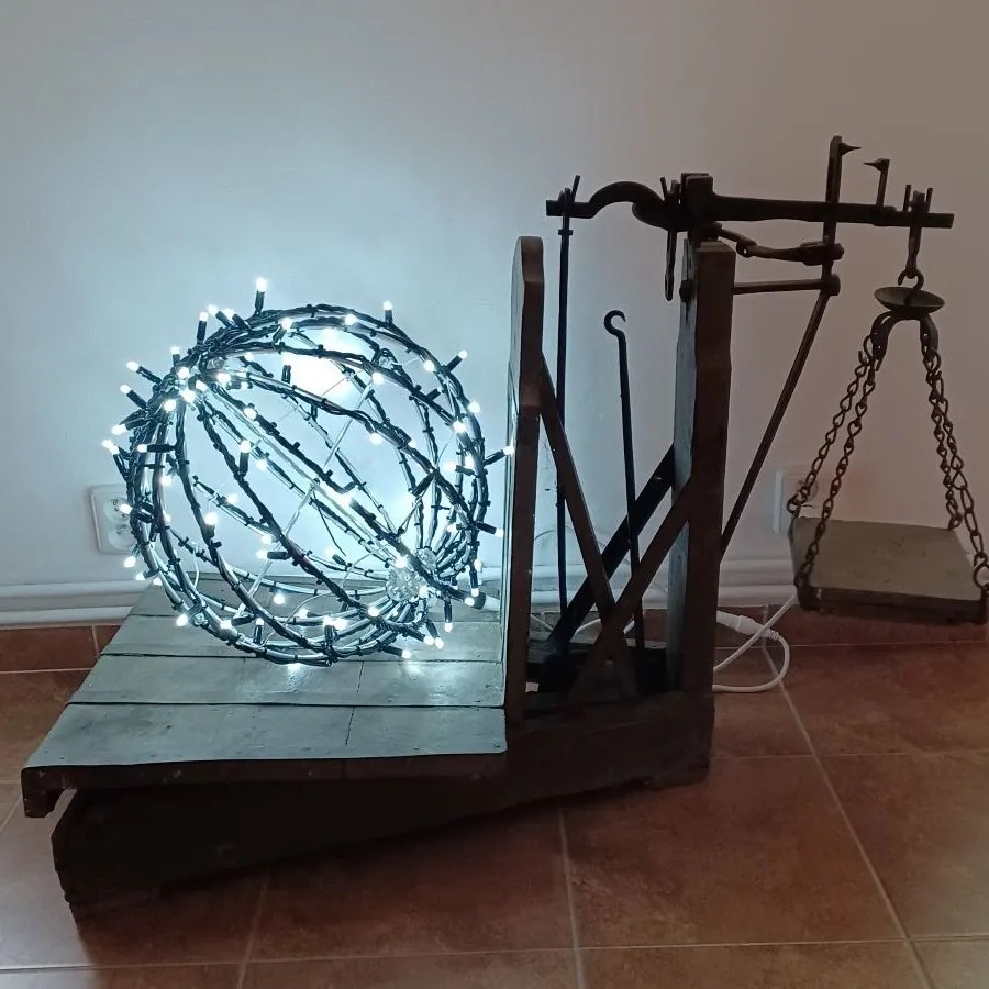 3D LED svítící koule na zahradu, pr. 40 cm, ledově bílá, černý kabel, IP67, hliník, Easy fix