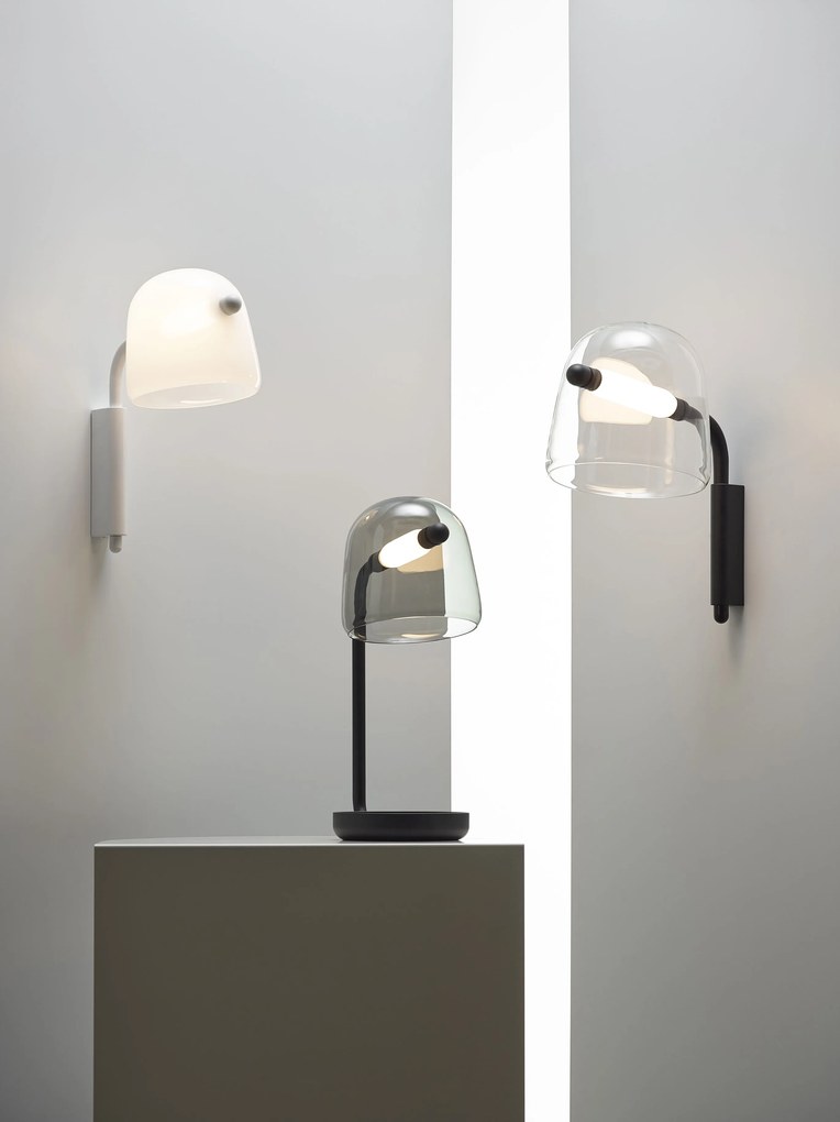 Nástěnná lampa Brokis Mona medium Wall PC970, 4000K Kabel: Textilní bílý, Povrch Montury: Bílý matný komaxit, Barva skla: Šedá kouřová - transparentní sklo