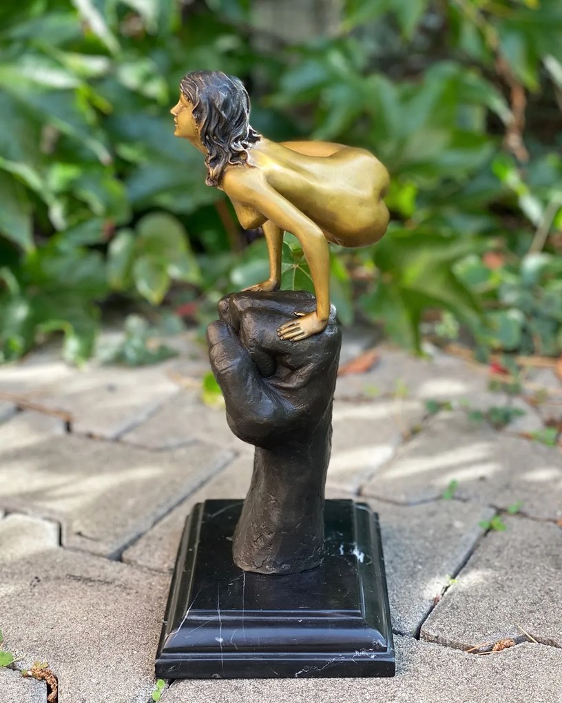 Bronzová socha soška - Nahá žena ve skoku