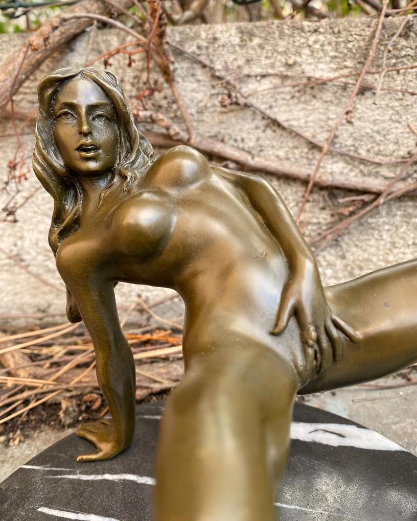 Erotická bronzová socha - Nahá žena striptérka 1