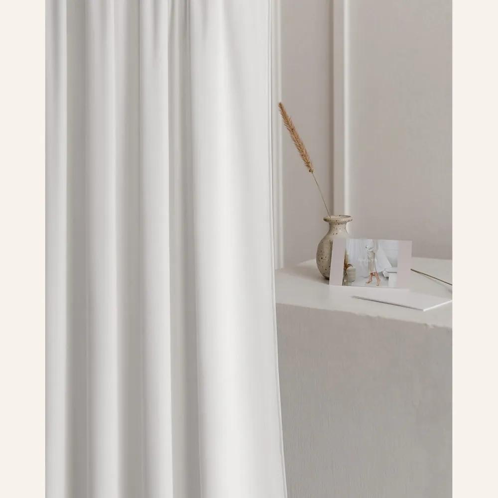 Room99 Hotový závěs na kroužcích CHARMY Jednobarevný Velurový Zatemňovací Barva: Bílá/Stříbrná, Velikost: 140 x 280 cm