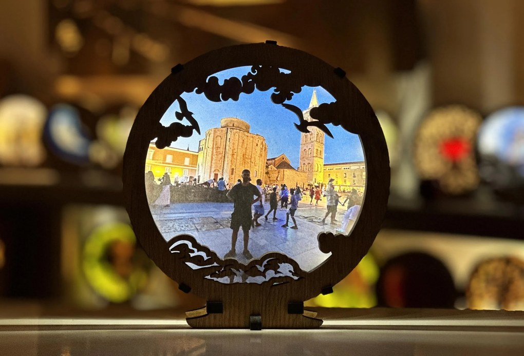 Li-Go Foto rámeček "V oblacích" 20x22cms podsvícením provedení povrchu: ořech, varianta foto rámečku: s podsvícením do sítě 230V