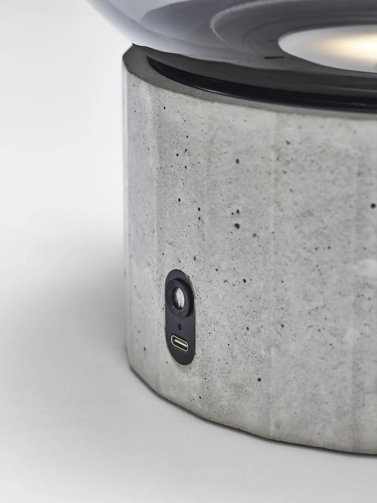 Brokis Designové přenosné svítidlo Sfera Portable PC1271, Ø20,6 cm Povrch Montury: kov - černý matný komaxit (CCS846), Barva skla: triplex opál (CGC39), Povrchová úprava základny: vysokohodnotný beton - přírodní (CSFB2840)