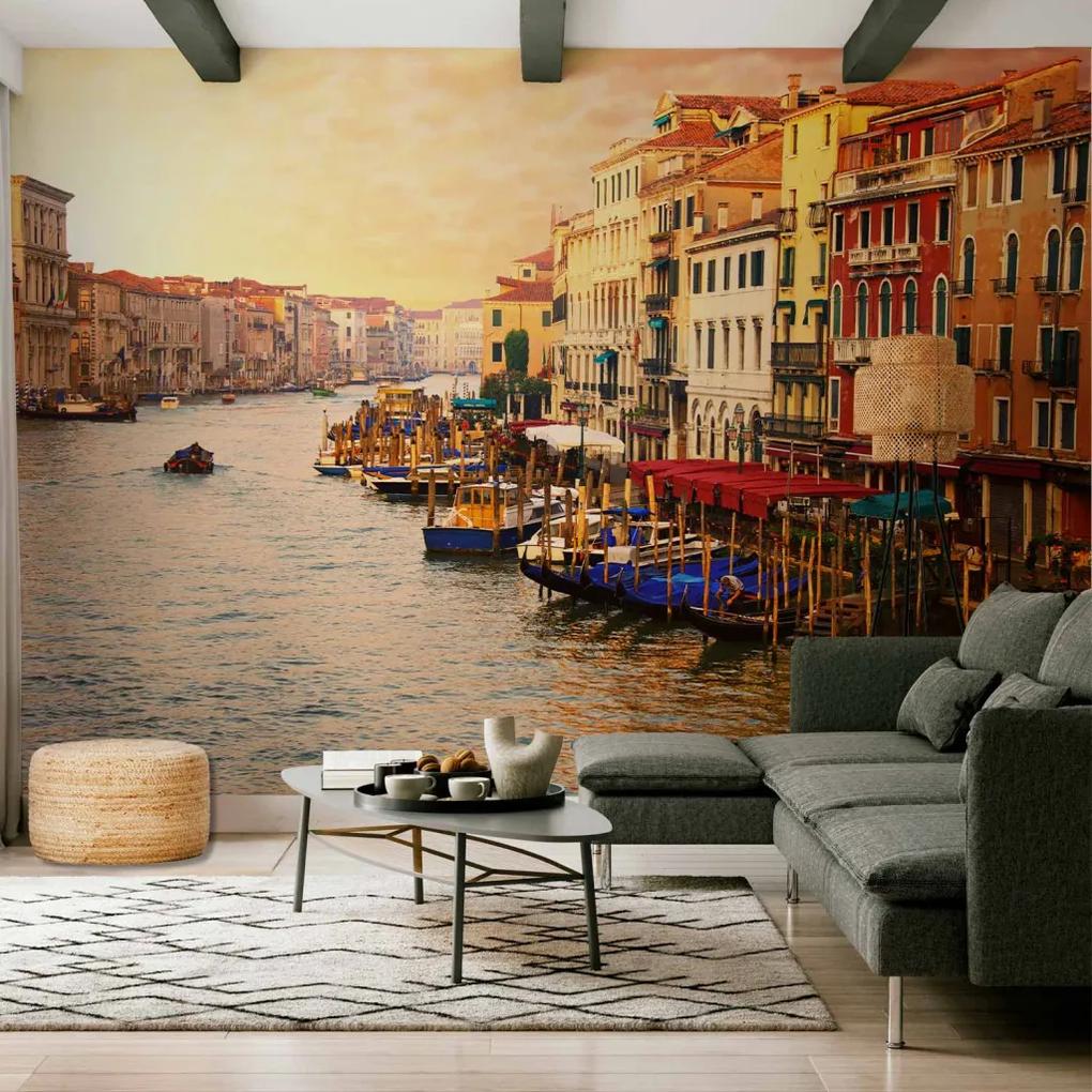Fototapeta Městská architektura Benátek - barevné budovy s loděmi na řece
