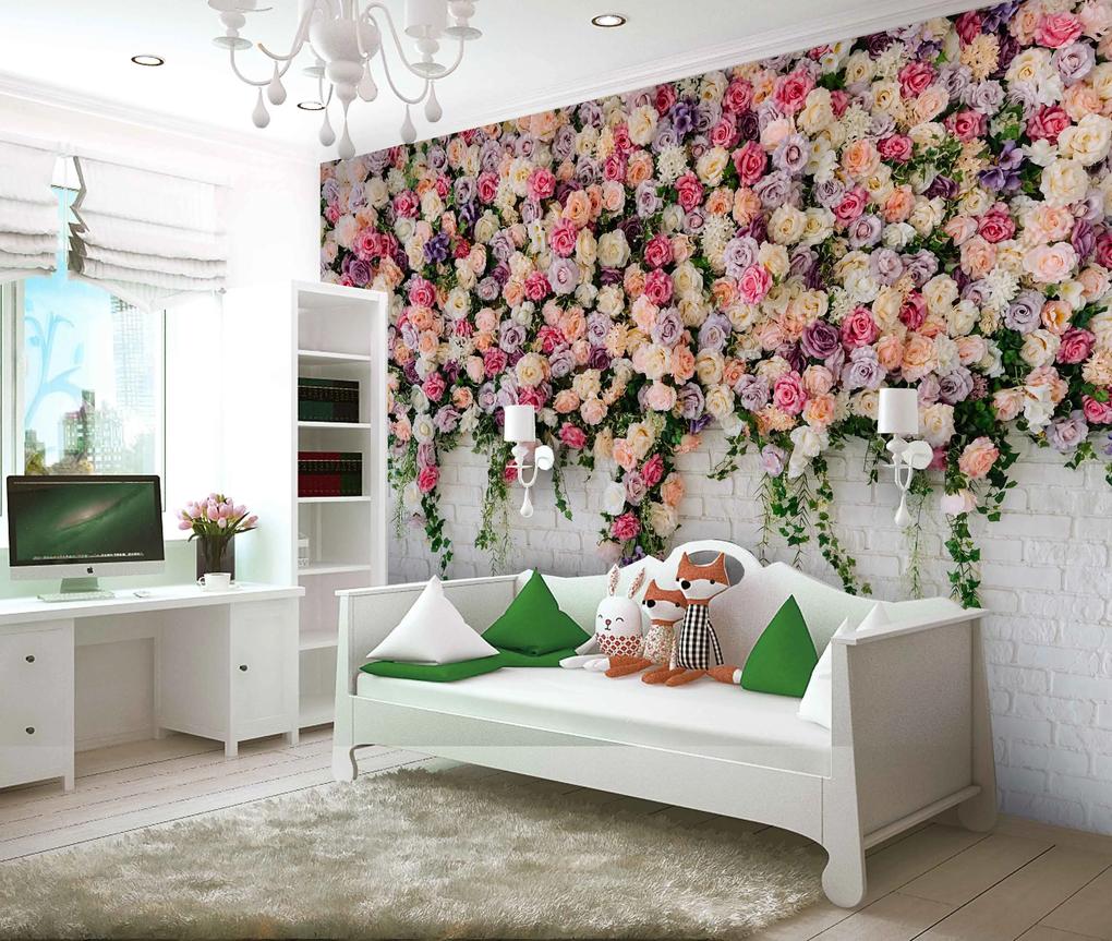 Malvis ® Tapeta Stěna obklopená růžemi Vel. (šířka x výška): 432 x 290 cm