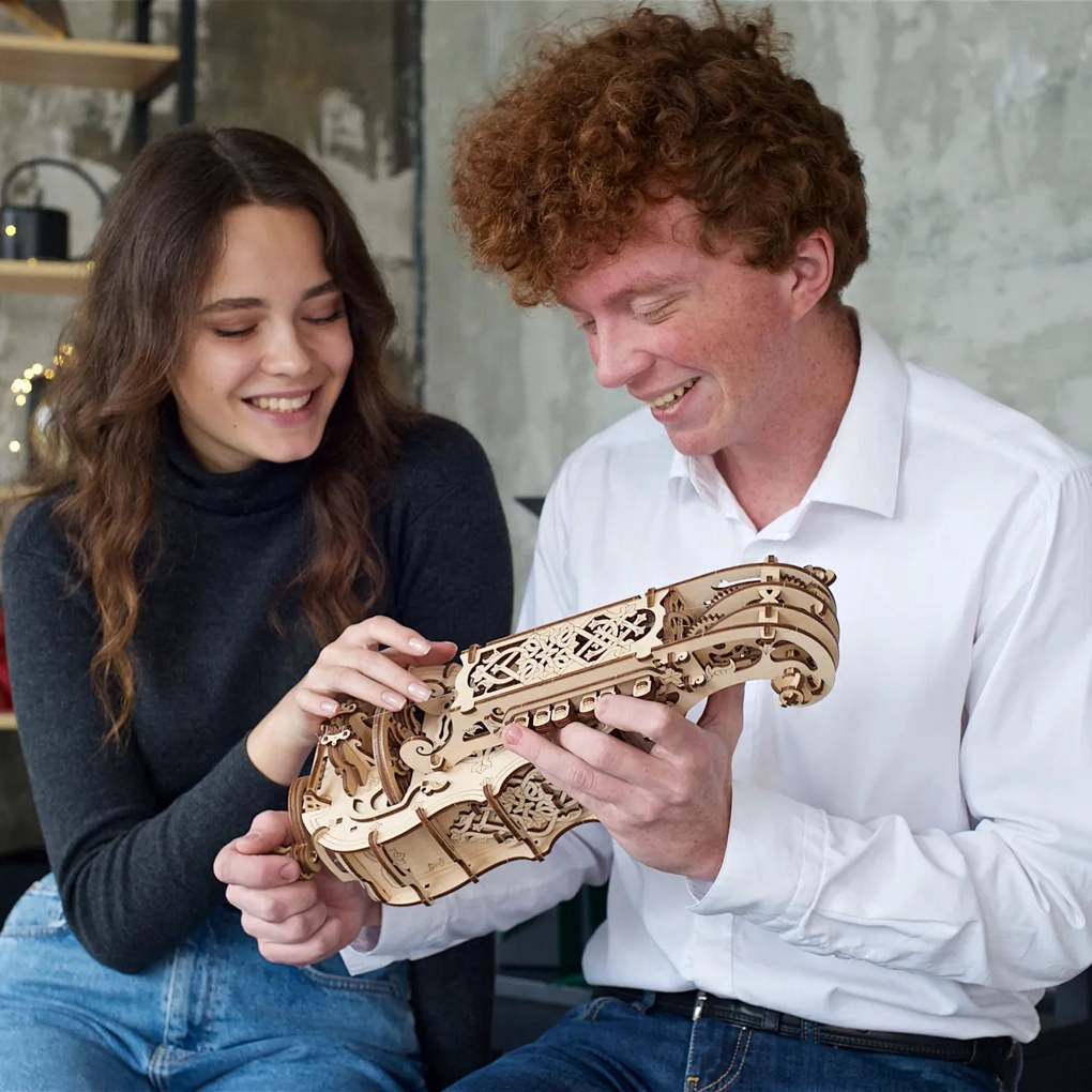 Ugears 3D dřevěné mechanické puzzle Niněra (Hurdy-Gurdy)