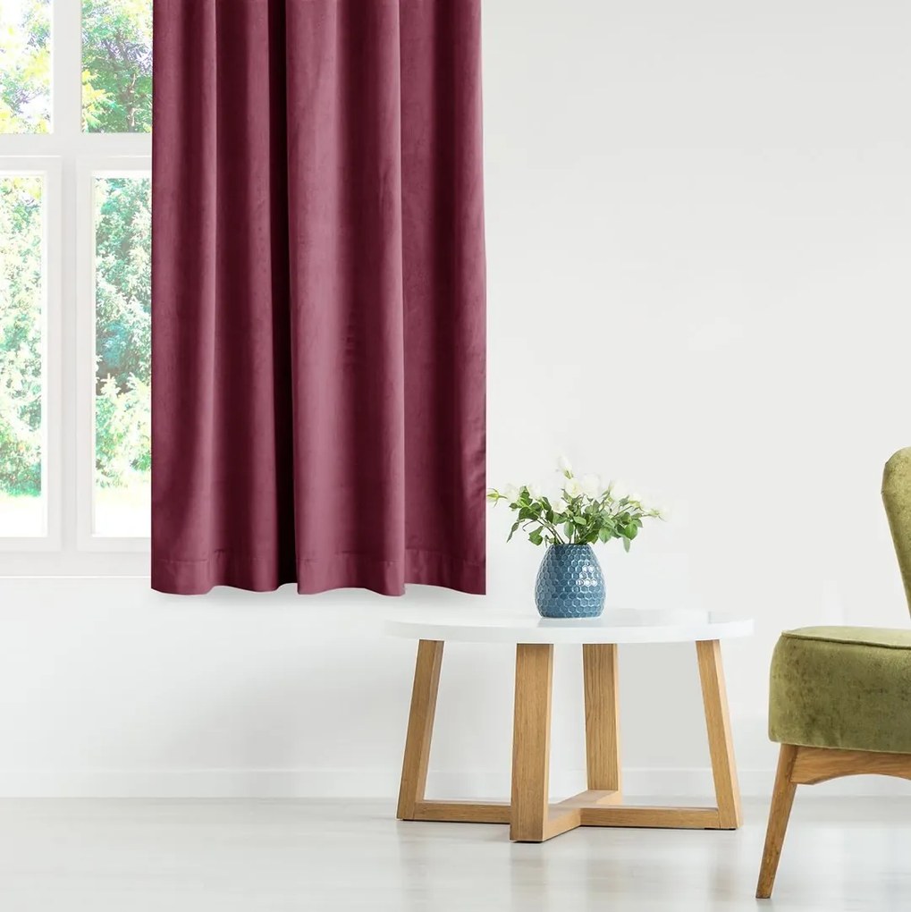 Závěs AmeliaHome Velvet s průchodkami 140x270 cm burgundy