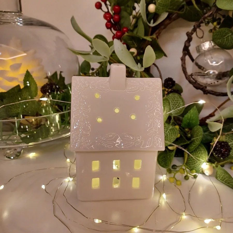 LED dekorace keramický domeček 10,6 × 8,7 × 16,8 cm, teple bílá, 2× LR44