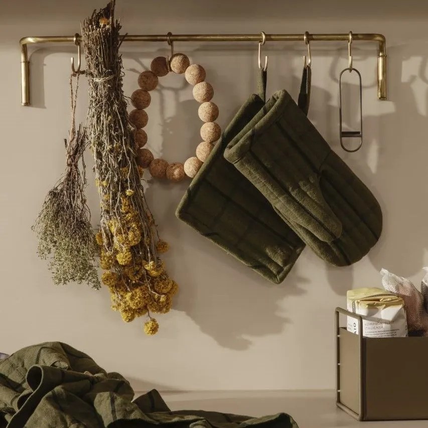 ferm LIVING Chňapka Hale Green/Black, zelená barva, textil