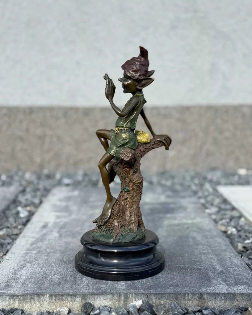 Bronzová socha - Skřítek sedící na větvi pohádková figurka
