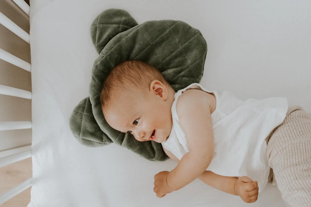 Sleepee Sametový polštář ve tvaru medvídka ROYAL BABY zelený
