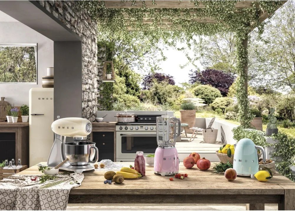 Světle zelená rychlovarná konvice 1,7 l 50's Retro Style – SMEG