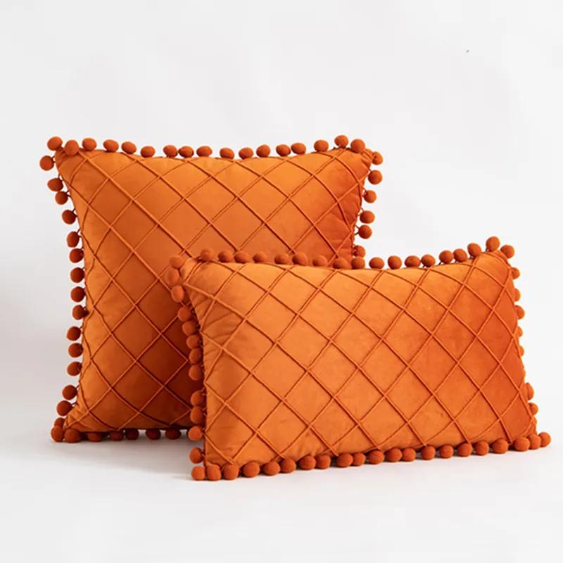 Útulný sametový povlak na polštář s kuličkami 45 x 45 cm Barva: Oranžová