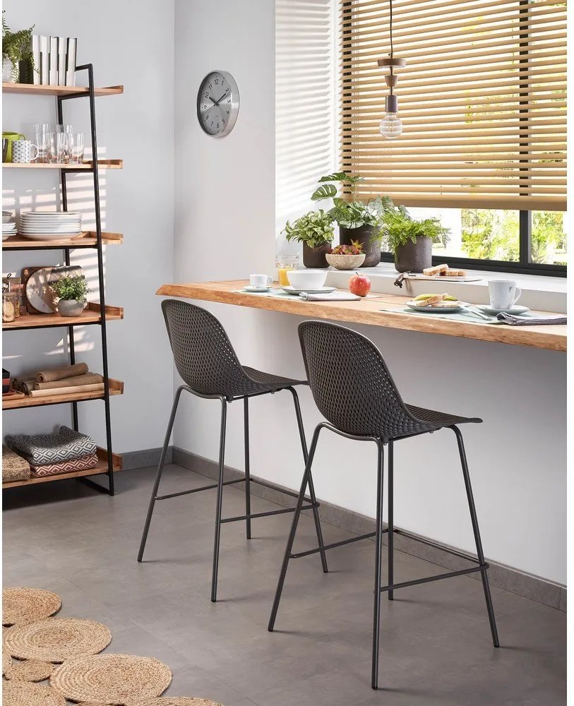 Antracitová kovová/plastová zahradní barová židle Quinby – Kave Home