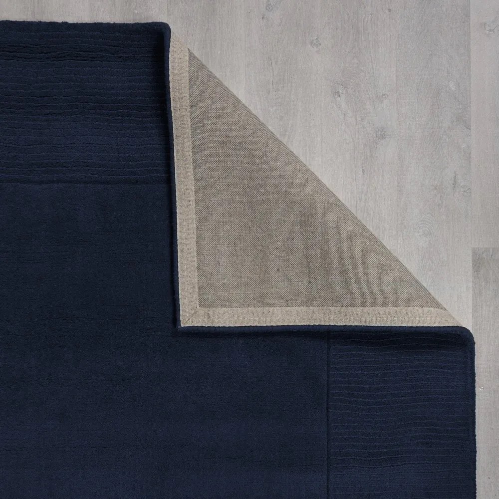Tmavě modrý ručně tkaný vlněný koberec 160x230 cm Textured Wool Border – Flair Rugs