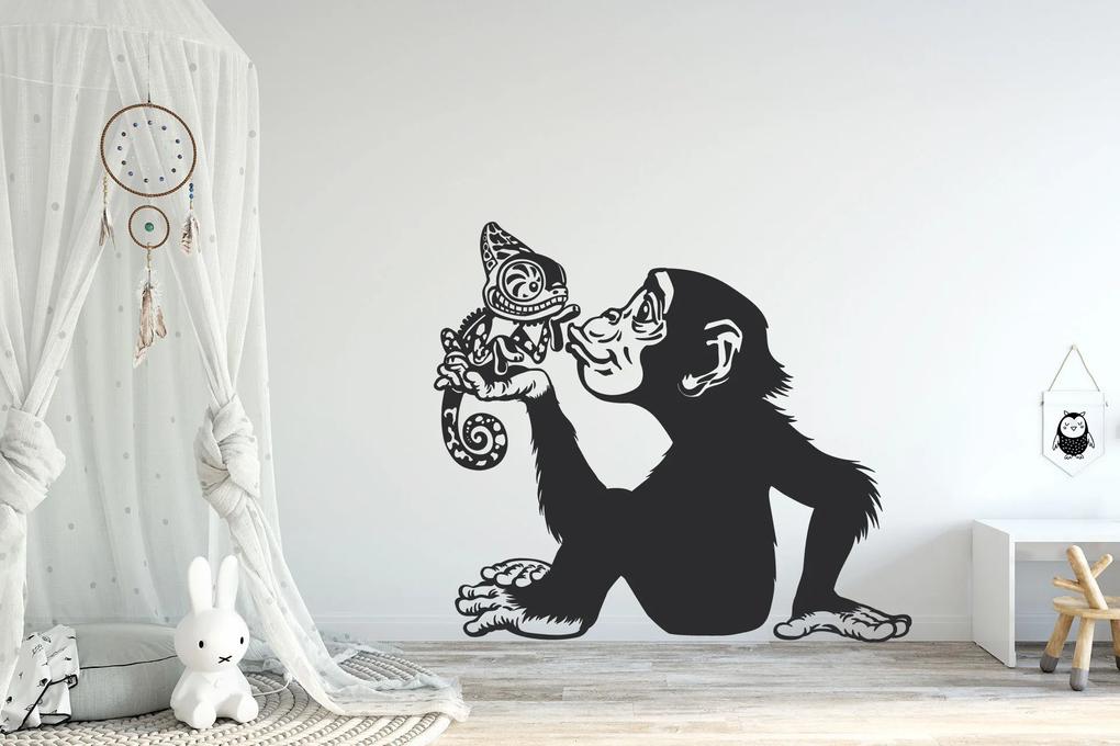 Lepy.cz Samolepka na zeď Opička s ještěrkou Velikost (šířka x výška): 45x40cm, Barevná varianta: Bílá
