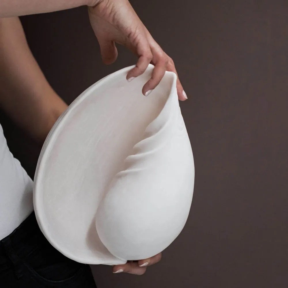 Soška z polyresinu (výška 30,5 cm) Conch – Mette Ditmer Denmark