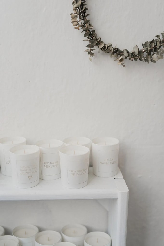 Love Inc. Bílá svíčka Navždy mé, navždy tvé, navždy naše - fíky a růže, bílá barva, sklo, dřevo, vosk