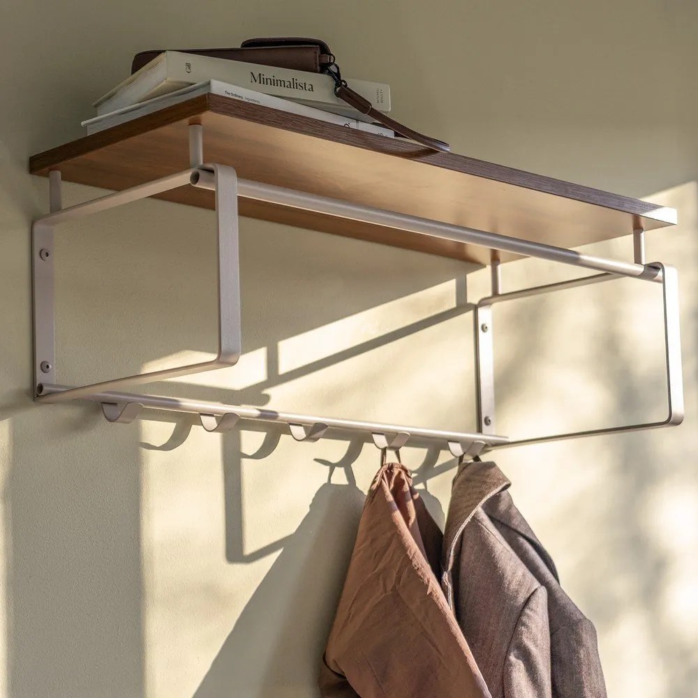 Ocelový nástěnný věšák v přírodní barvě/taupe s poličkou 70 cm Rex – Spinder Design