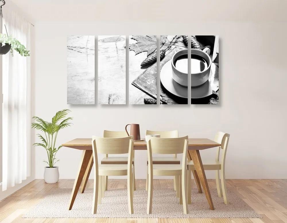5-dílný obraz šálek kávy v podzimním nádechu v černobílém provedení - 100x50 cm
