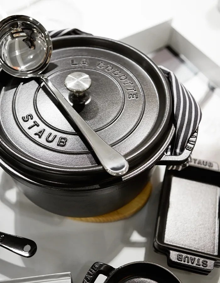 STAUB Cocotte hrnec kulatý 28 cm /  6,7 l - černý