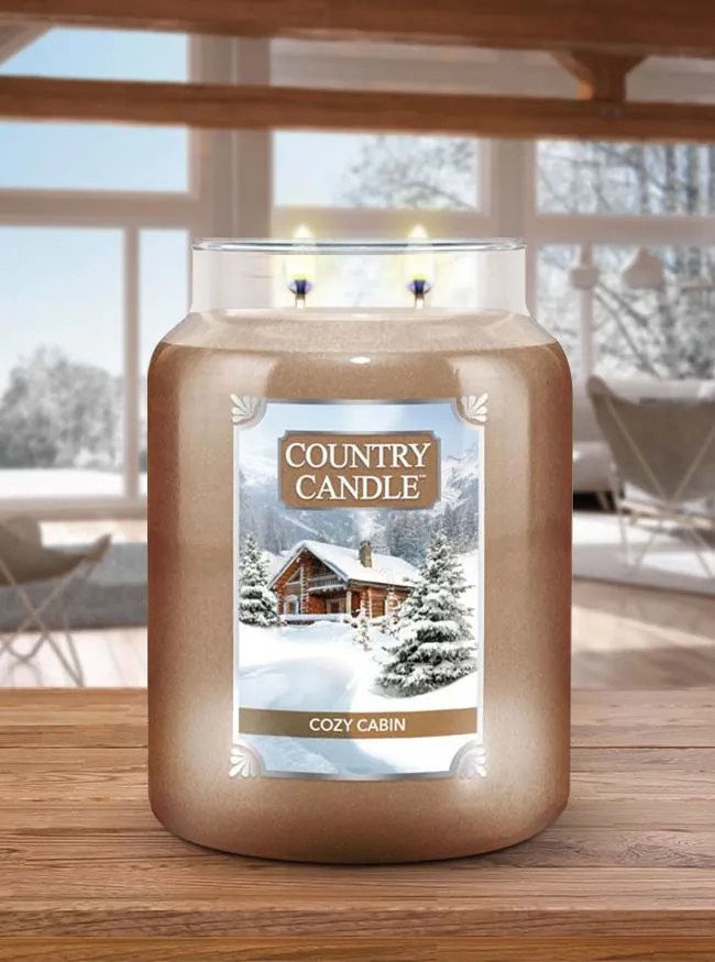 Country Candle – vonná svíčka Cozy Cabin (Útulná chata), 680 g