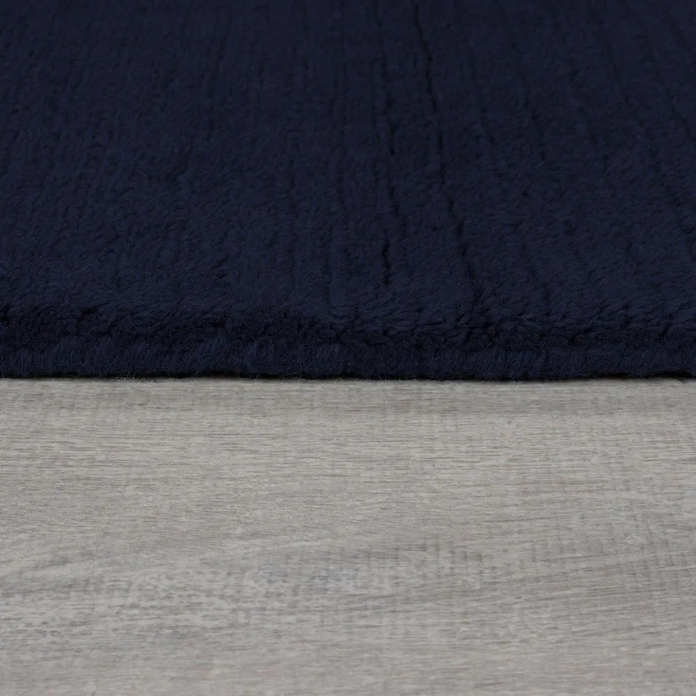 Tmavě modrý ručně tkaný vlněný koberec 160x230 cm Textured Wool Border – Flair Rugs