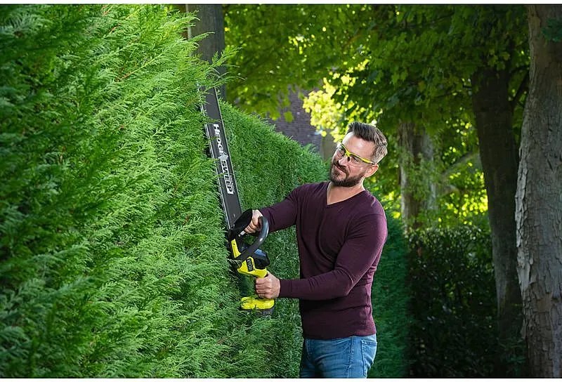 Ryobi RY18HT55A-120 akumulátorový plotostřih nůžky na živý plot, 18V (55cm, včetně baterie 2Ah a nabíječky) - maxi SLEVA !