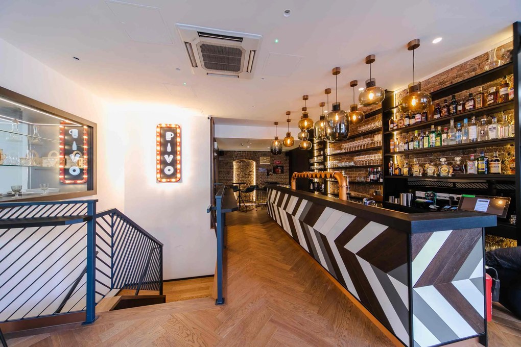 Brokis Závěsné svítidlo Awa Large, PC1130, ø 37cm Povrch Montury: Stříbrný elox, Barva skla: Šedá kouřová - transparentní sklo, Povrchová úprava skla: Lesklý povrch skloviny