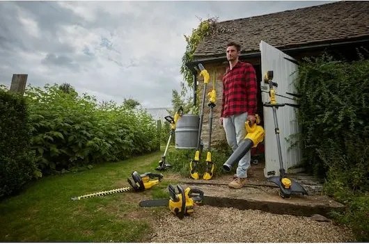 Aku nůžky Stanley FATMAX® V20 na živý plot 55 cm, 1 x 4.0 Ah 18 V (SFMCHT855M1-QW)