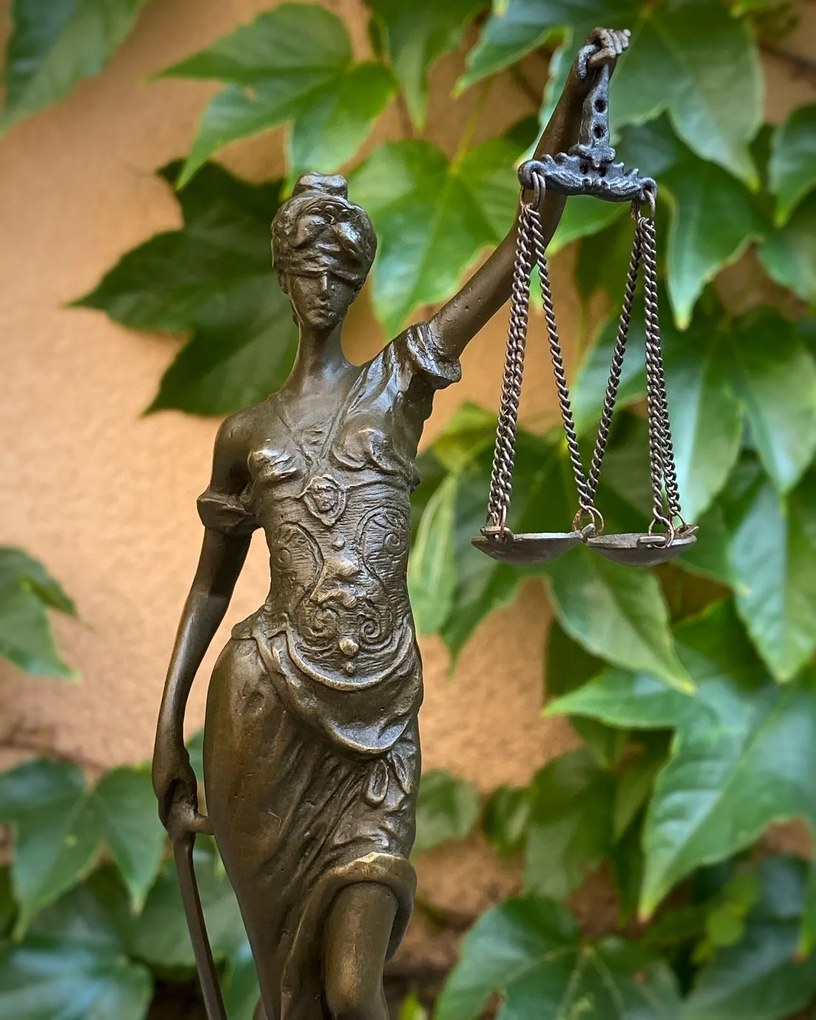 Bronzová socha justice spravedlnost