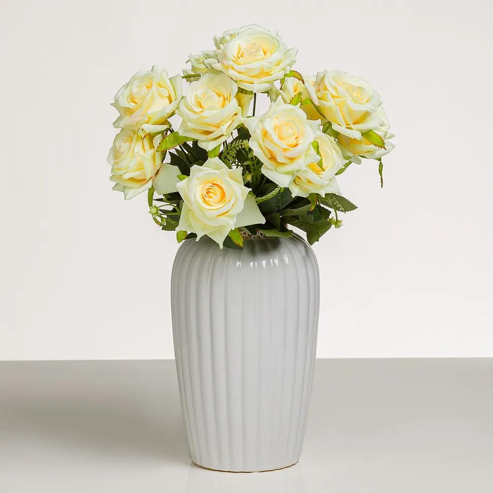 Růže x12 ve žlutokrémové barvě. Aranžovaná kytice MELÁNIE.