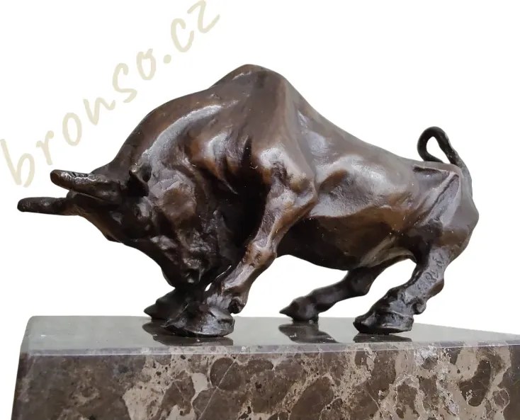 Impozantní bronzový býk Wall Street – symbol síly, úspěchu a prosperity, pravý bronz na mramoru