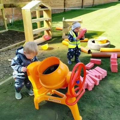 WADER Dětská míchačka Construct žlutá / s přilbou a zednickým nářadím