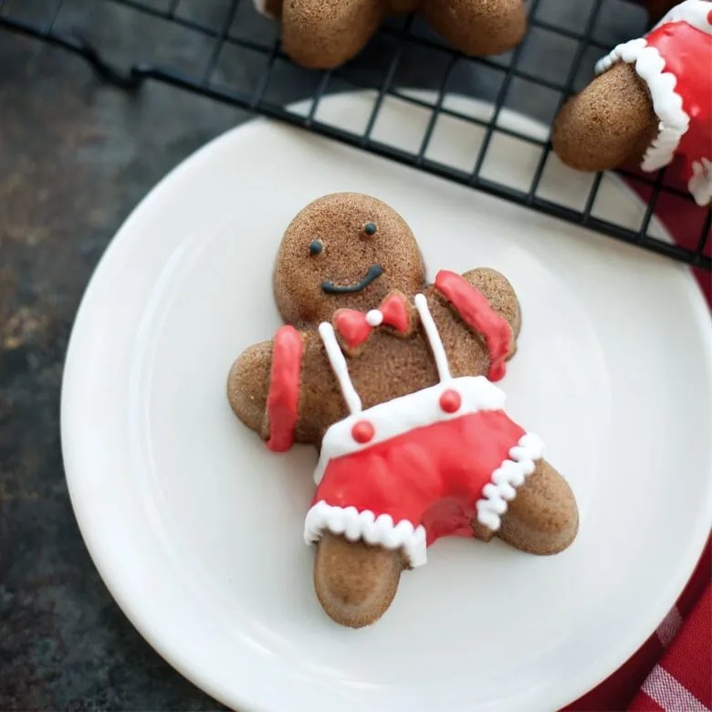 Nordic Ware minibábovkový plát s 6 formičkami Gingerbread Kids, stříbrná 4,5 cup, 86948