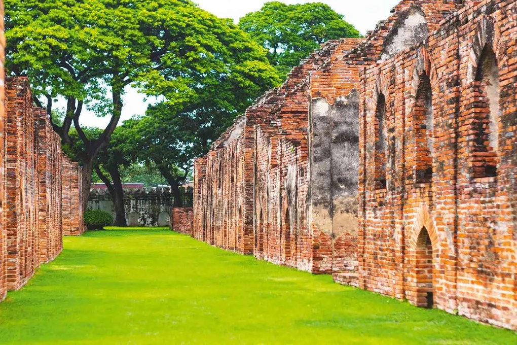 DIMEX | Samolepicí vliesová fototapeta na zeď Palác v Lopburi MA-5-0982 | 375 x 250 cm | zelená, oranžová, hnědá