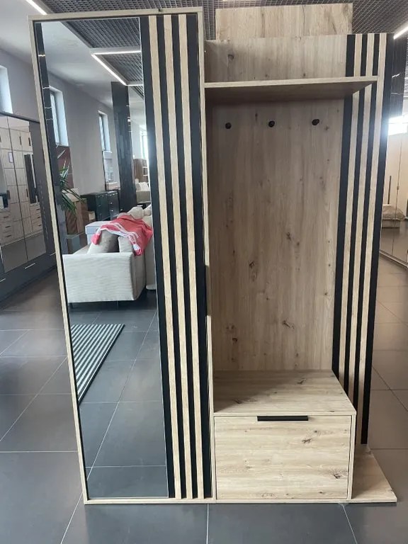 Stolar Předsíň Milo 140 s lamely Barva: černá