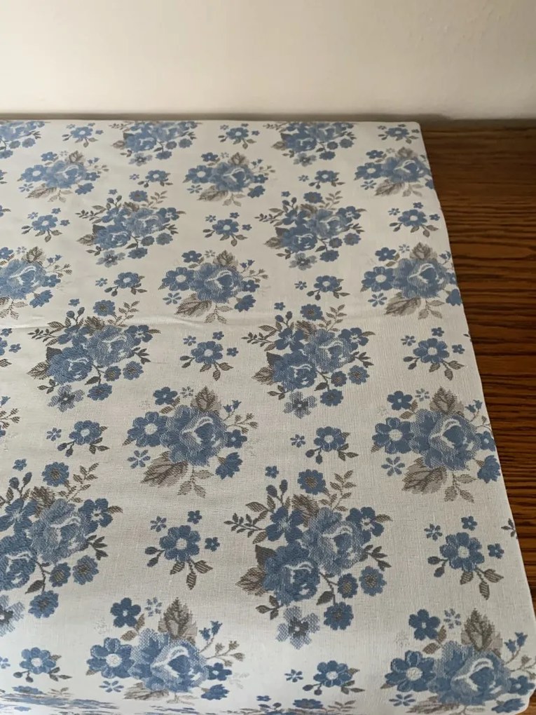 K-U ručně šitý ubrus modré růžičky ,  130 cm x 200 cm