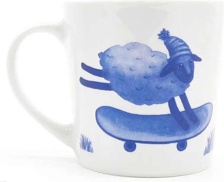 Porcelánový hrnek Pozór, jedu!, 500 ml – s autorskou ilustrací beránka na skateboardu, český porcelán