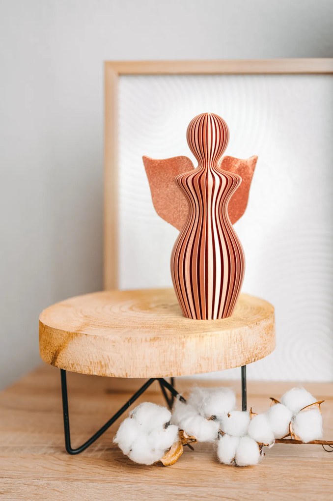 ANDĚL CARO - Designová soška ve tvaru anděla, s jemným vzorem, měděná