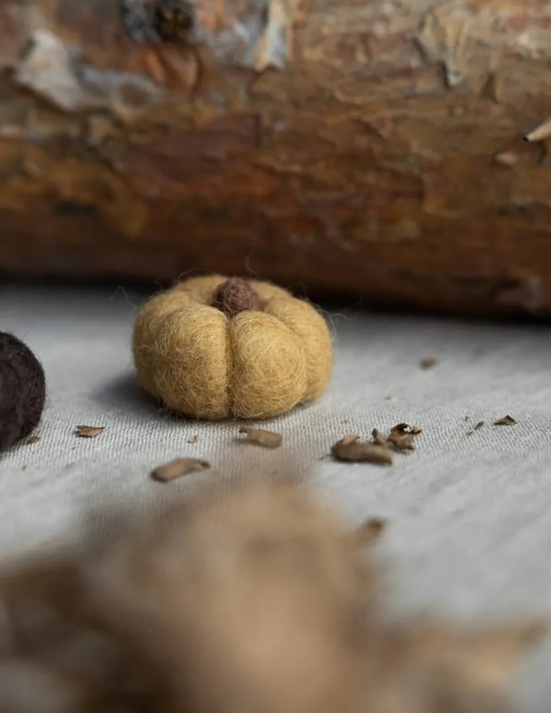 Plstěná dekorace dýně Haga Ochre Storefactory Scandinavia