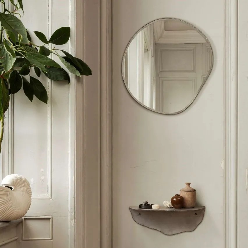 Ferm Living Pond Small Brass 100543101 - Ferm Living Designové nástěnné zrcadlo Pond Brass – small, stříbrná barva, sklo, kov