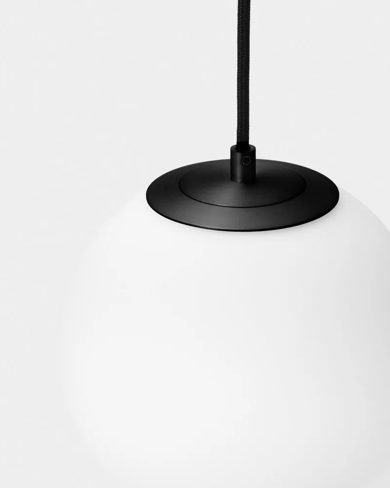 Bílé/černé kovové závěsné svítidlo se skleněným stínidlem ø 15 cm Brisia – Kave Home